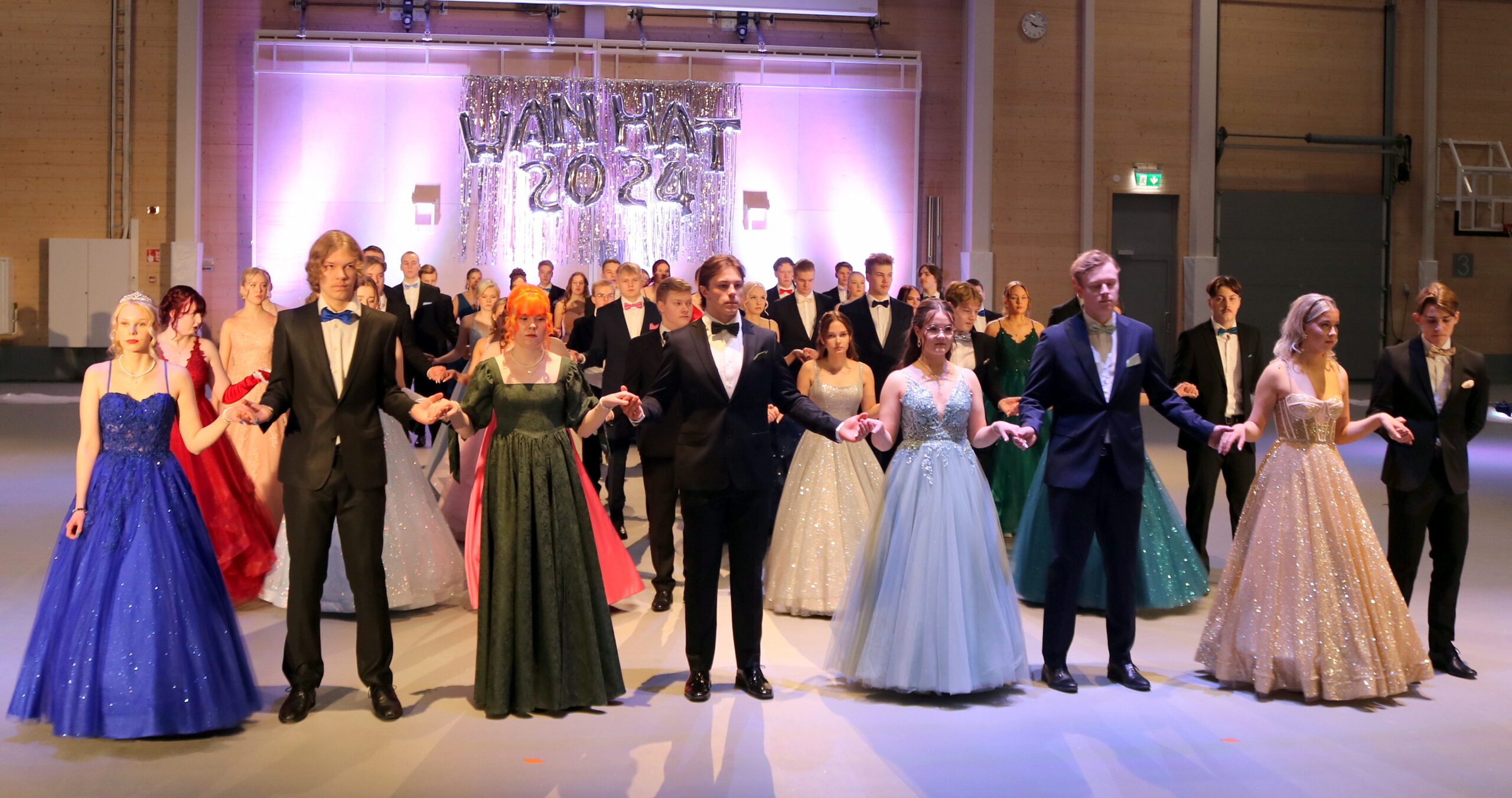 Vanhojen tanssit pukuloiston säihkeessä - Torstai-lehti